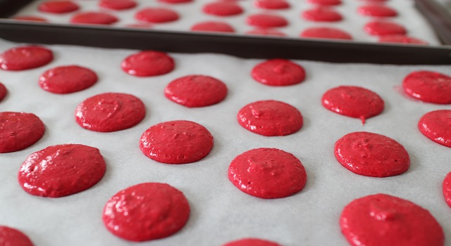 taper les plaques pour donner une forme régulière aux macarons ...