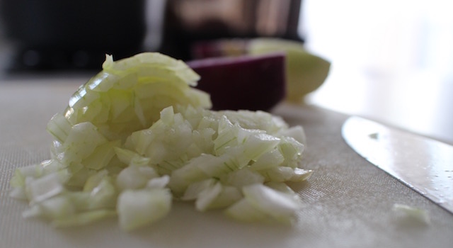 decouper-les-oignons-en-cubes-comme-un-couscous-boulettes-aux-amandes ...