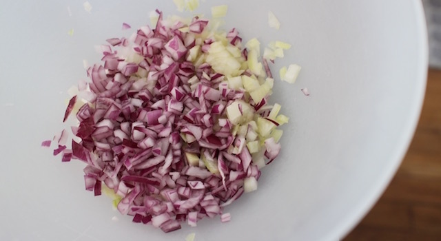 melanger-les-oignons-en-cubes-comme-un-couscous-boulettes-aux-amandes ...